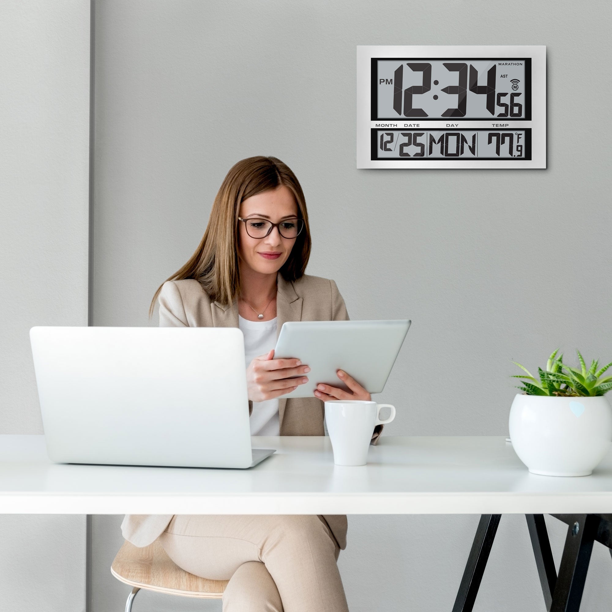 Jumbo Self-Setting Wall Clock – Marathon Watch